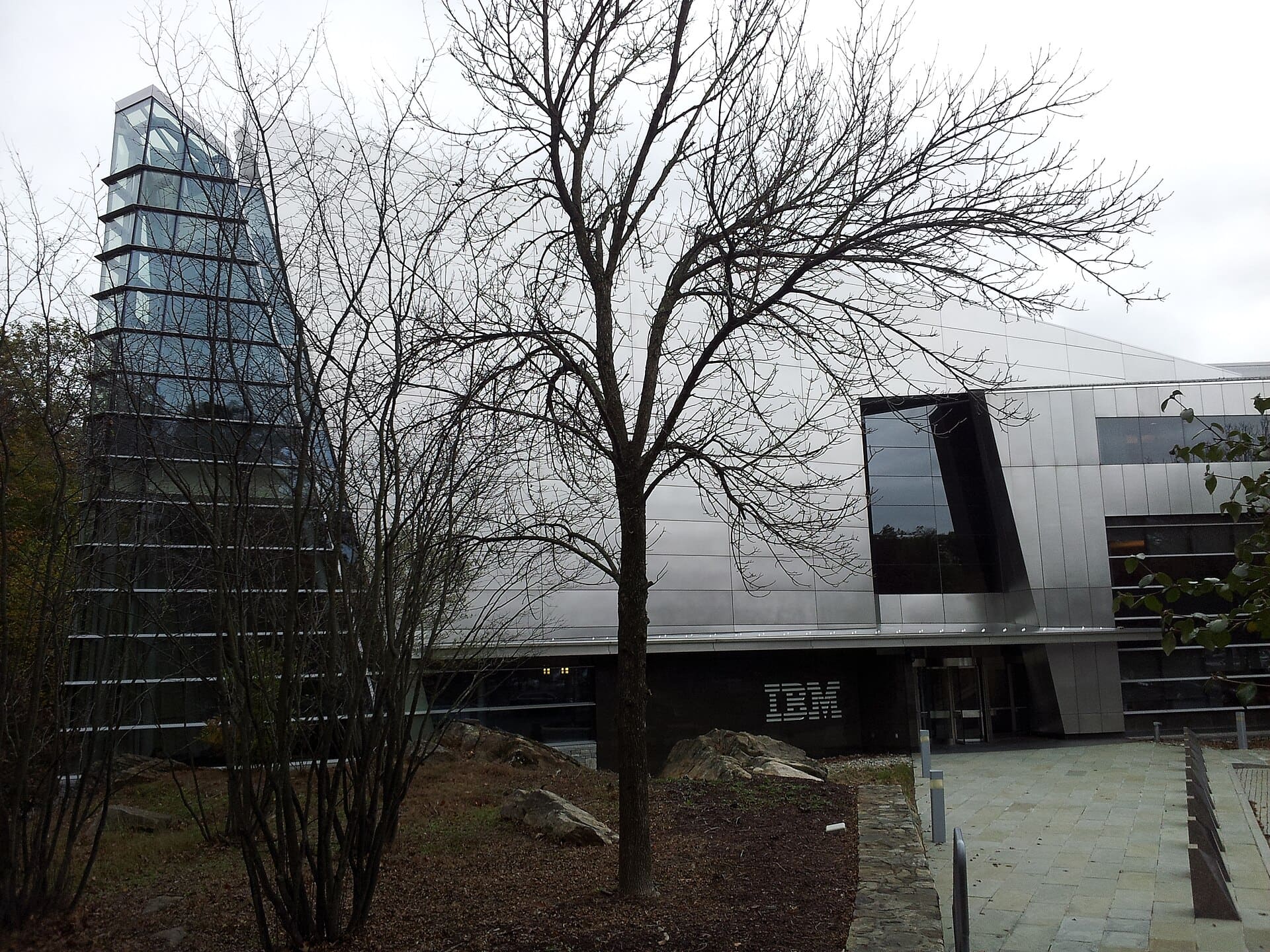 The Mainframe Shines Again: IBM Achieves Its Best Year in 20 Years with the Z Family and Drives ...